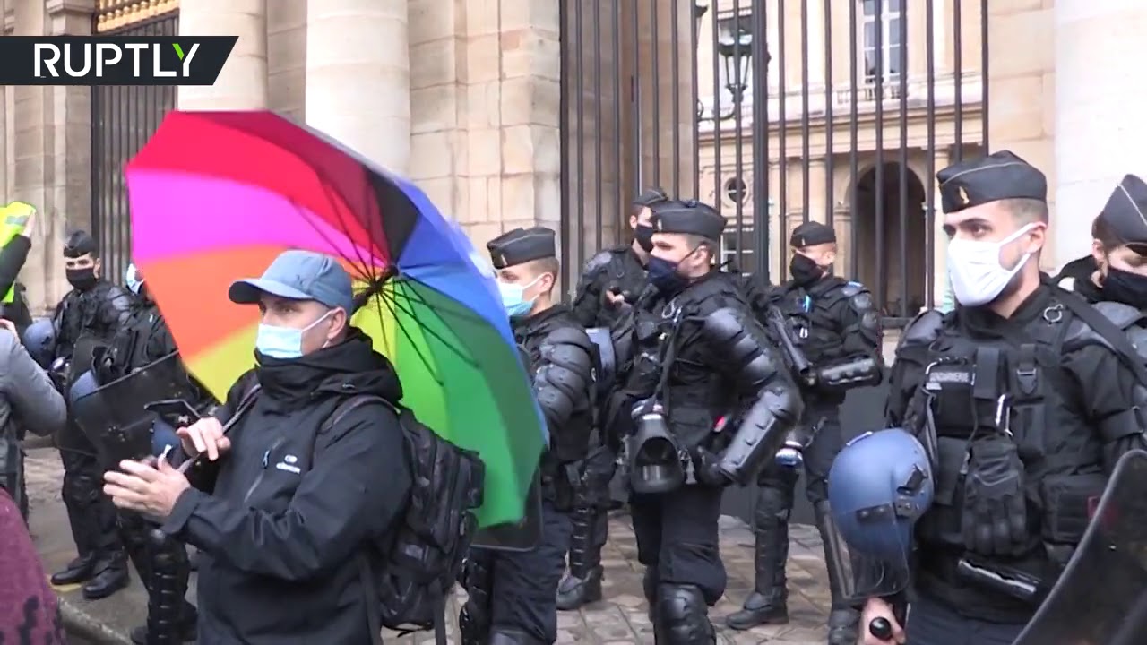 Colorful protest | 'Yellow Vests' hold UMBRELLA protest near Council of ...