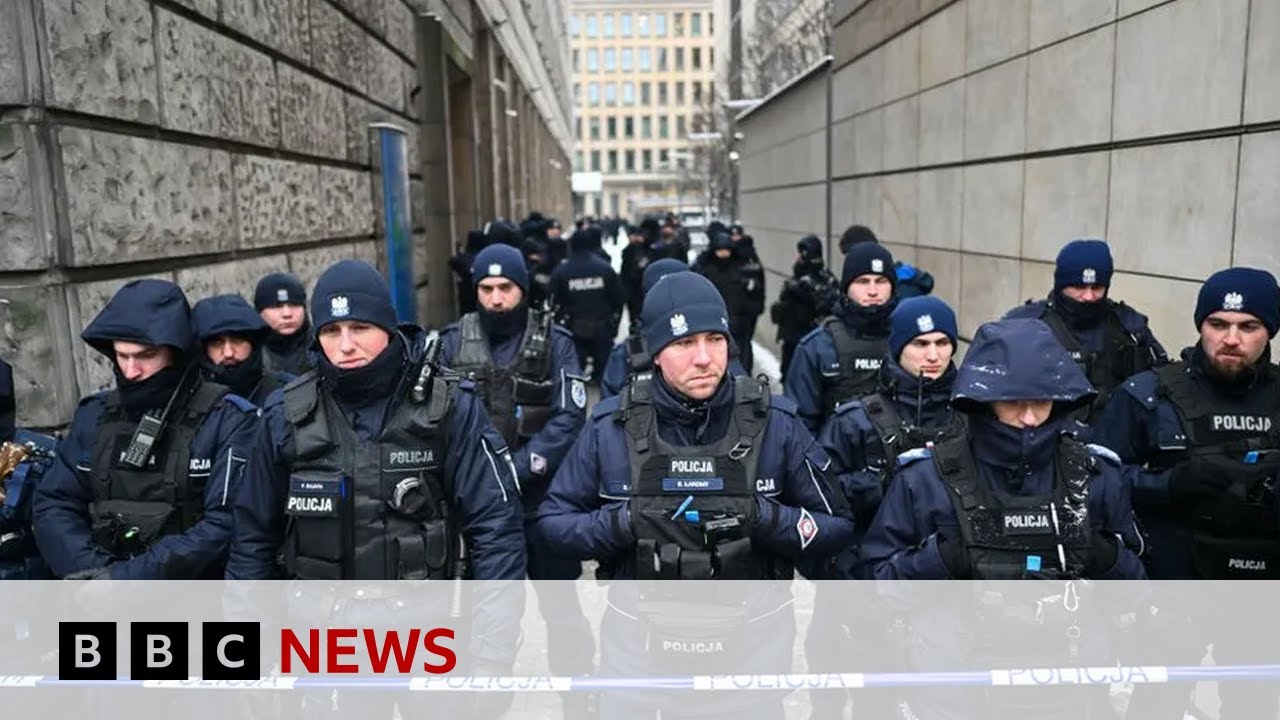 Poland's journalists caught up in battle for airwaves | BBC News ...