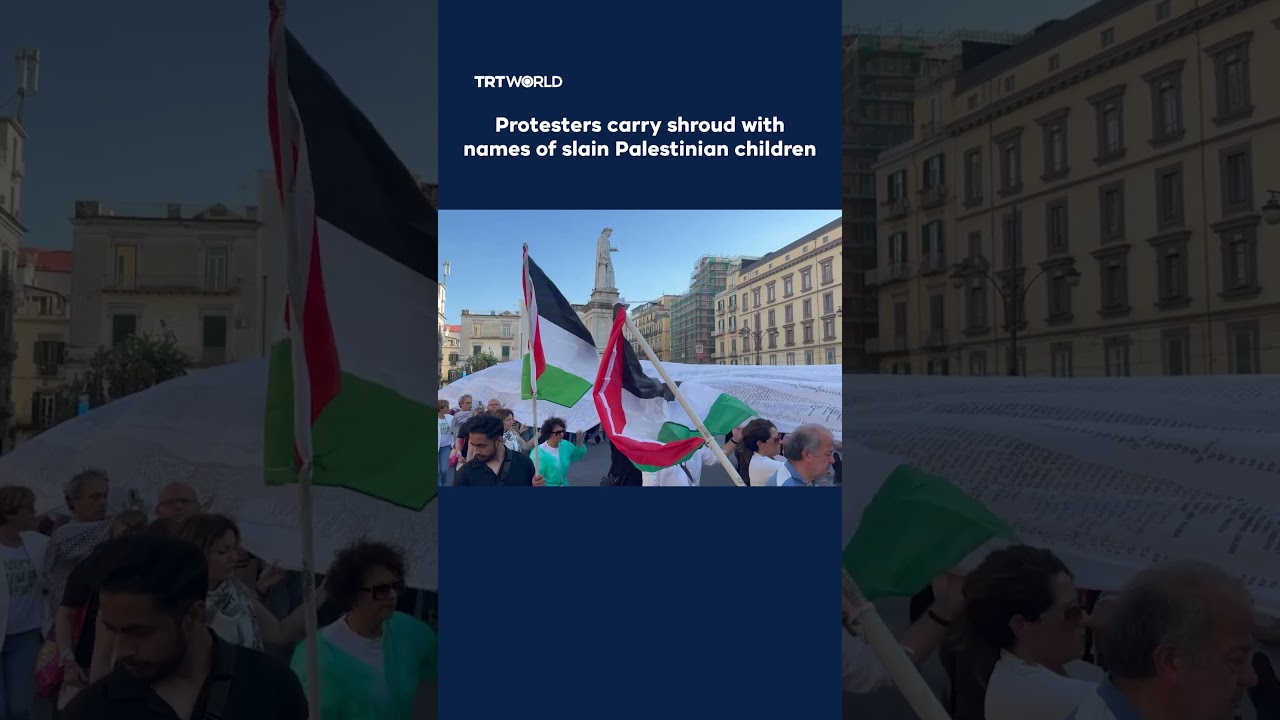 Italian protesters carry 25m symbolic shroud with names of Palestinian ...